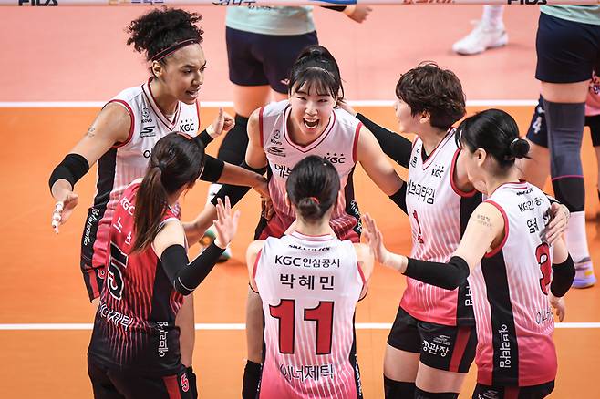 고희진 감독 “부담감이 큰 경기, 선수들이 잘 이겨냈다” 인삼공사, GS칼텍스 꺾고 4위 복귀