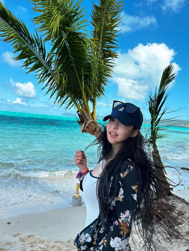파란 바다흰 수영복사이판에서 너무 예뻐 난리난 여가수수영복룩 어썸클