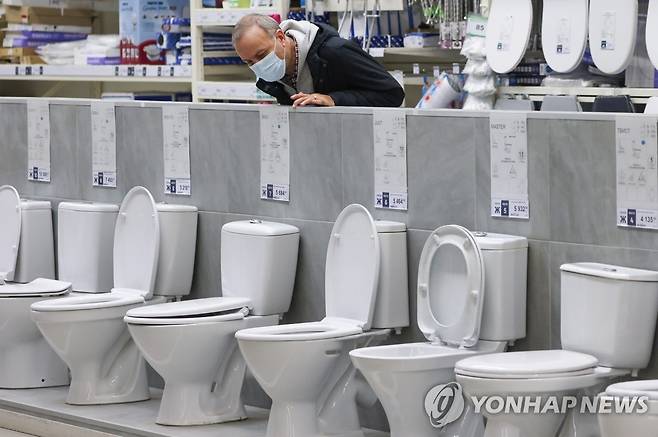 우크라 변기까지 훔쳐가는 러eu 수출 금지로 화장실 제재