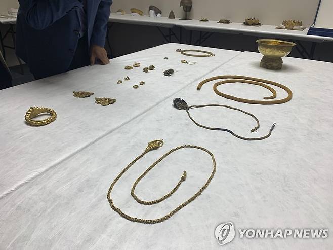 영국에게 크메르제국 시대 보물 77점 돌려받은 캄보디아