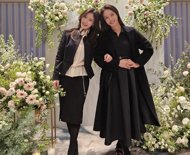 열애설없이 연상과 2월 깜짝결혼한 여가수결혼식 현장 공개순백 자태 어썸클