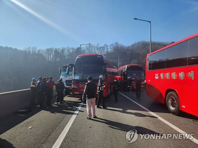 천안논산고속도 버스·화물차 등 다중추돌23명 병원 이송