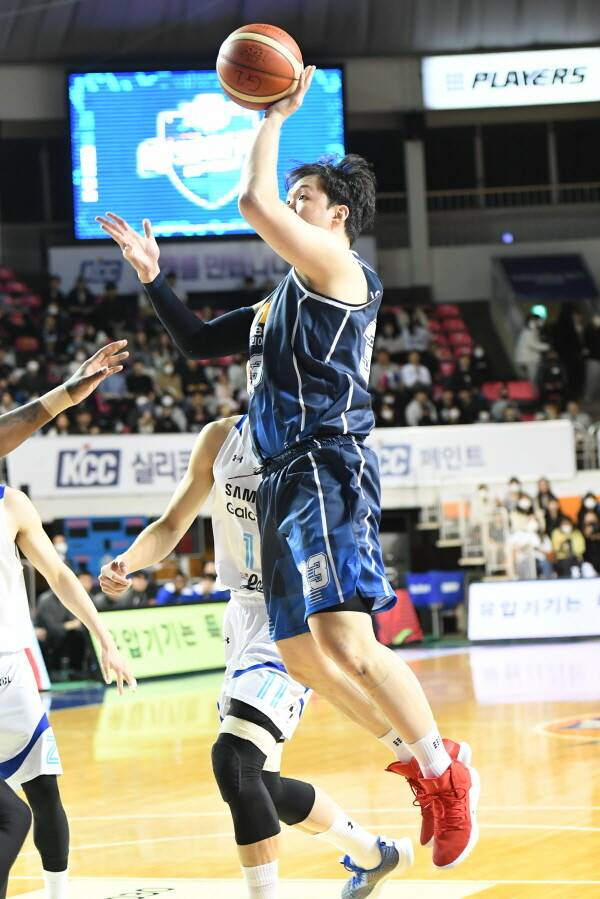 [BK 리뷰] '이승현 넣고, 정창영 주고' KCC, 삼성에 접전 끝에 승리... 3연승 질주