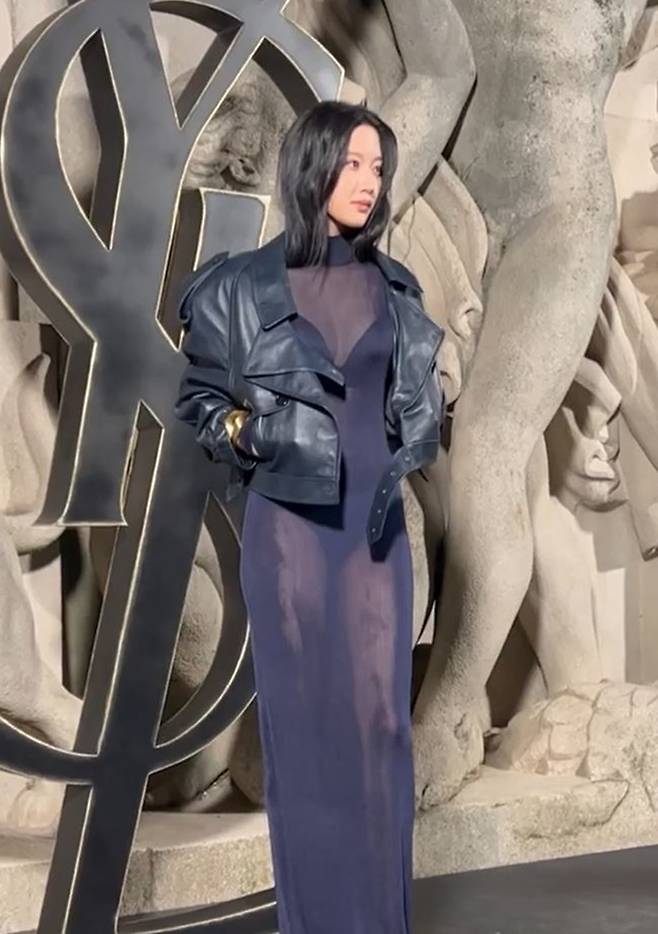 문가영 파리도 깜짝 파격의 시스루 드레스 생로랑 패션쇼룩 패션엔