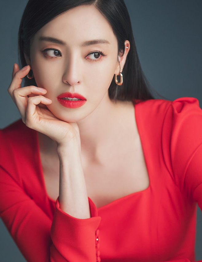 얼굴도 예쁜데 8등신인 배우키176cm실물 이런느낌체감샷레드룩 어썸클