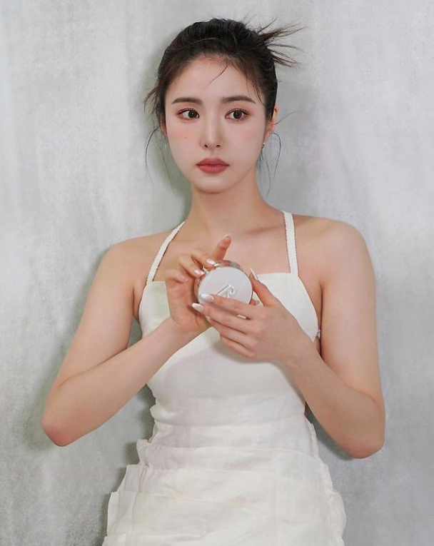 신세경실물 이런 느낌실물체감샷무보정에도 빛나는 외모뒤태 절개드레스룩 어썸클
