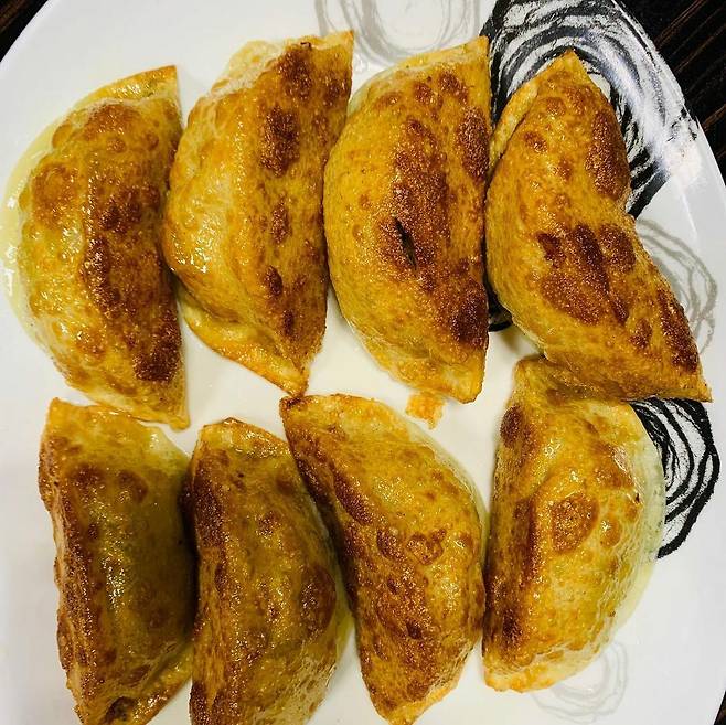 서비스는 옛말~ 군만두 예술로 구워버리는 군만두 맛집 5 식신