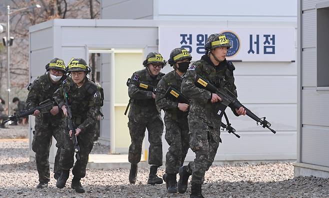 총 든 군인이 서울 활보” 112 신고 알고 보니 밥 먹던 예비군