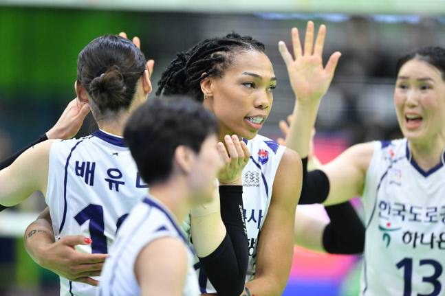 관록의 힘이 앞섰다도로공사 현대건설 꺾고 Po 1차전 기선제압 현장리뷰
