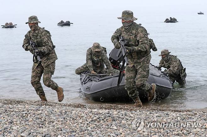 韓·美·英 해병대 연합 수색훈련공중·해상으로 침투하라