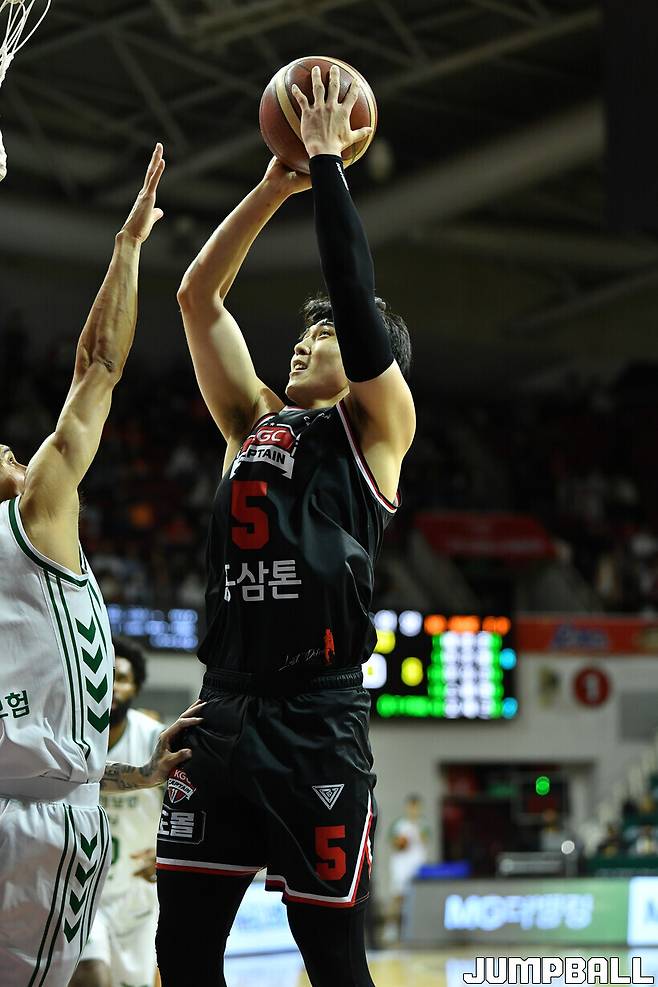 ‘변준형-오세근 맹활약’ 선두 KGC, DB 제압하고 정규리그 우승 자축