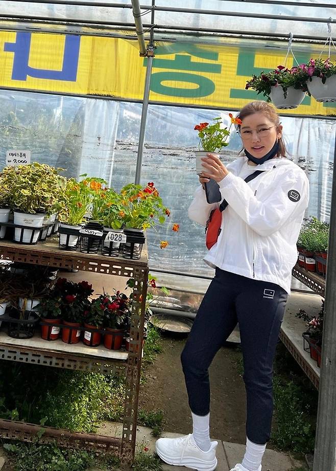 송가인 주말엔 꽃바람 신나는 꽃시장 꾸안꾸 나들이룩 패션엔