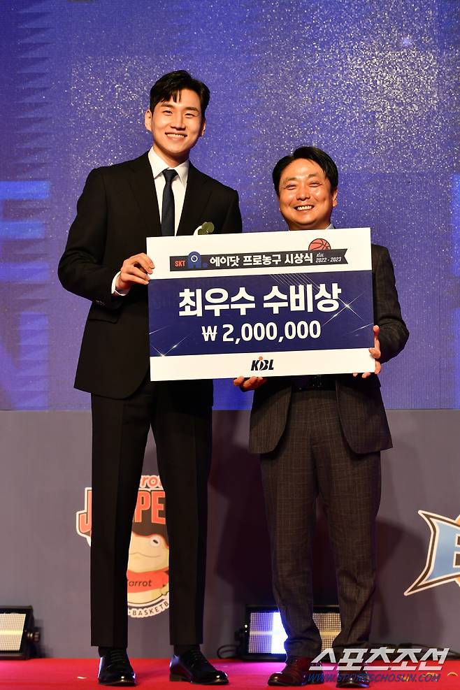 장기집권의 시대 인기상 허 웅 최고 수비상 문성곤 역대 최초 4연속 수상