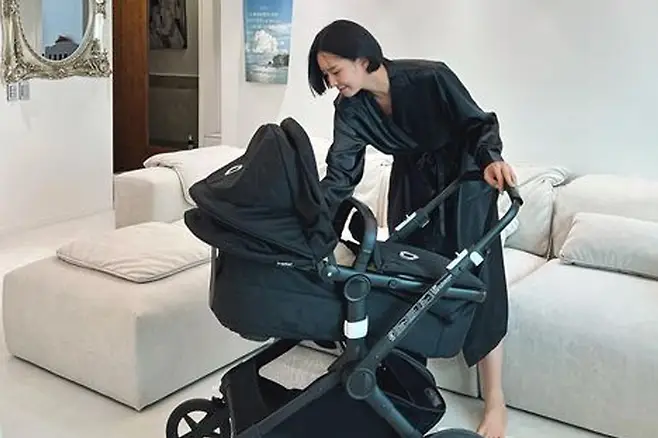 이제 출산한지 막 두 달 됐다는 여배우의 파격 일상룩 뉴스에이드