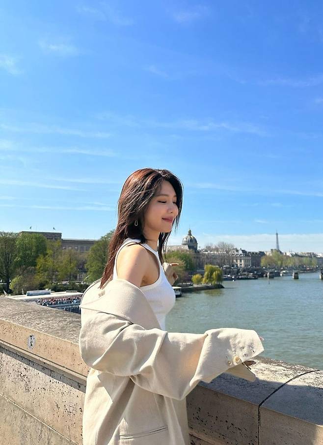 소녀시대 수영 파리의 봄 멋쟁이 ‘크롭톱 Vs 펀칭 블라우스 스트릿룩 패션엔