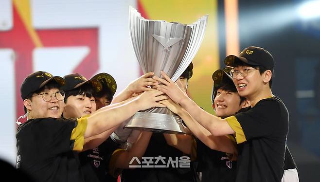 포토 젠지 Lck 우승트로피 들어 올렸다