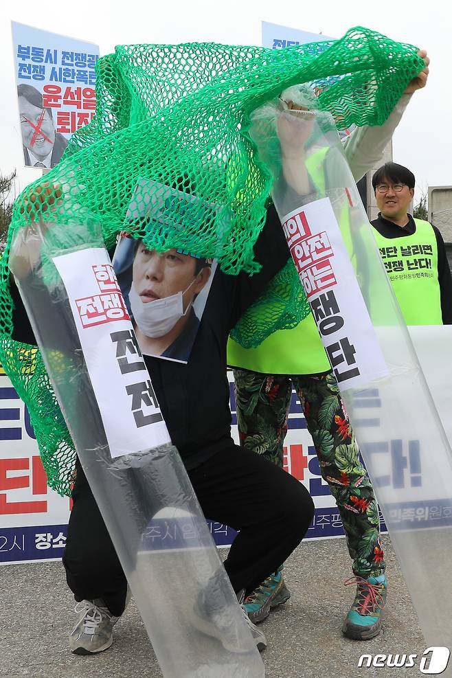 자주민주평화통일민족위 박상학 대표 체포 퍼포먼스
