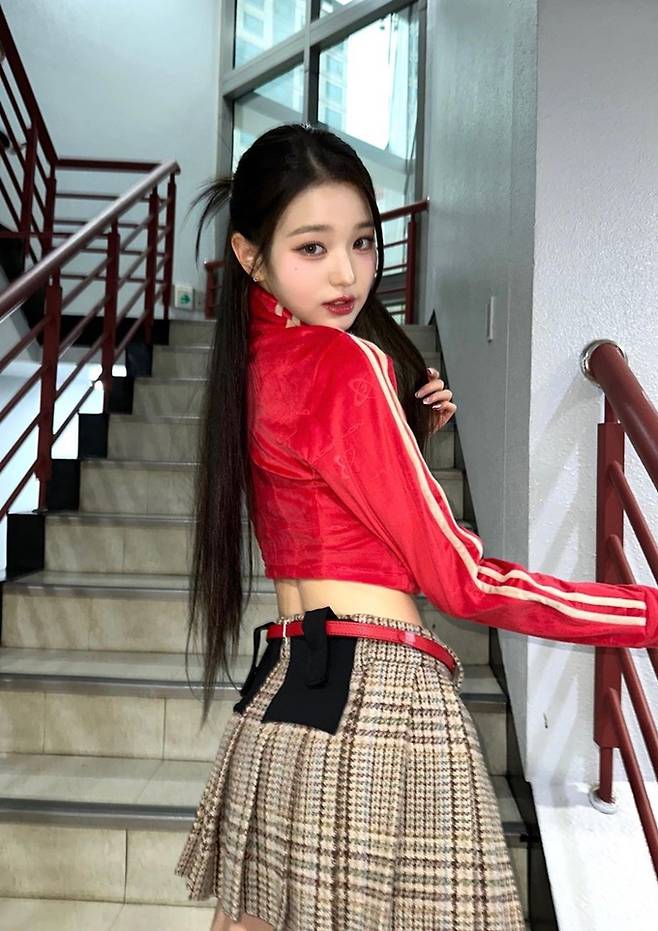 아이브 장원영 얼굴은 큐티 기럭지는 2m 비현실 몸매의 Y2k 프레피룩 패션엔