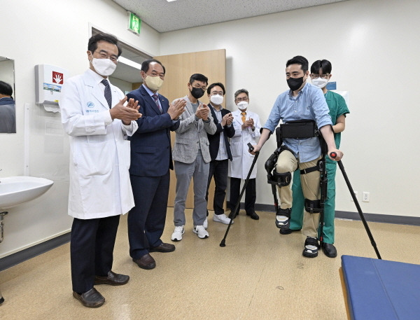 로보틱스 기술로 한계 극복”현대차 의료용 착용로봇 개발
