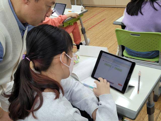 25명 중 20명이 잠자는 고교 교실ai 교과서가 깨울 수 있을까