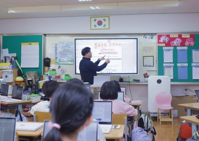 교실에 등장한 Ai교과서교사는 멘토 역할 Vs 역할 바뀌지 않아