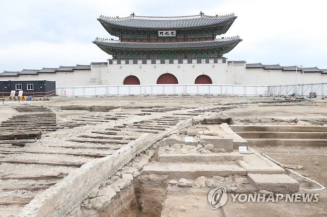 광화문 아래 드러난 100년 전 역사왕과 백성이 만나던 월대