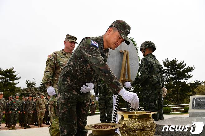 분향하는 안병석 한미연합군사령부 부사령관