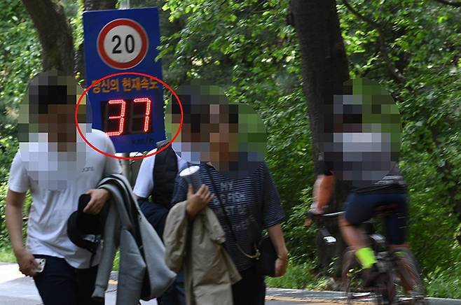 ‘시속 20㎞ 미만 경고 표지판 무색하게 40㎞로 ‘쌩‘무법자 자전거 김기자의 현장
