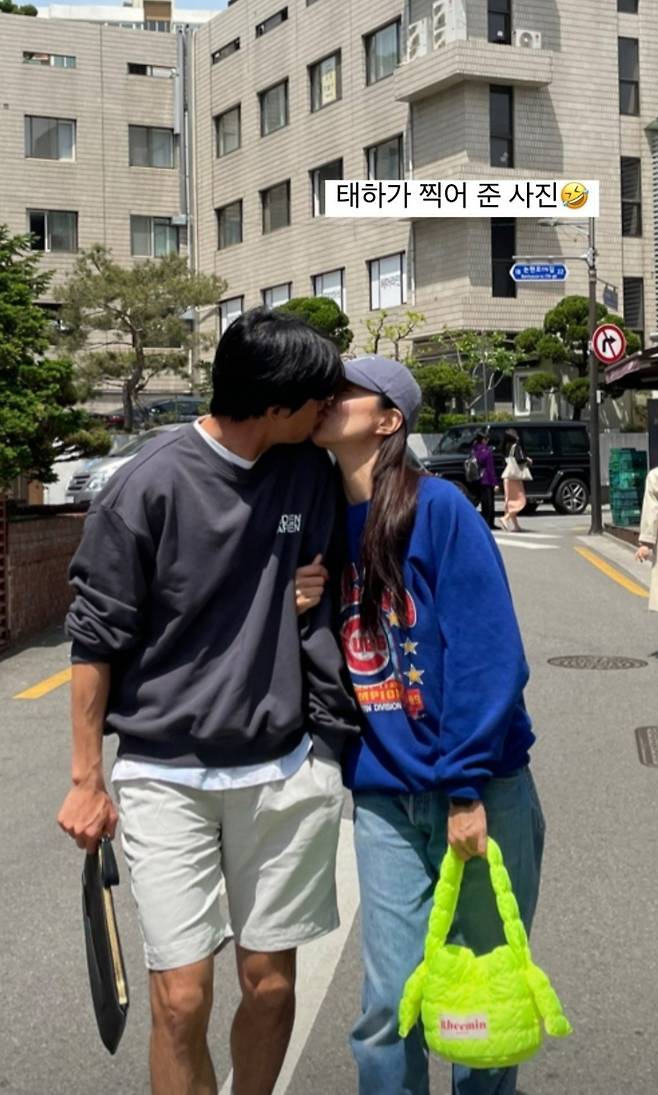 Kim Sung-eun , Jung Jo-gook , kisses a lot of people on the street.