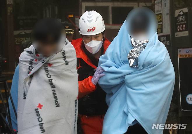 한라산 오르던 학생 400명강우에 집단 저체온증종합