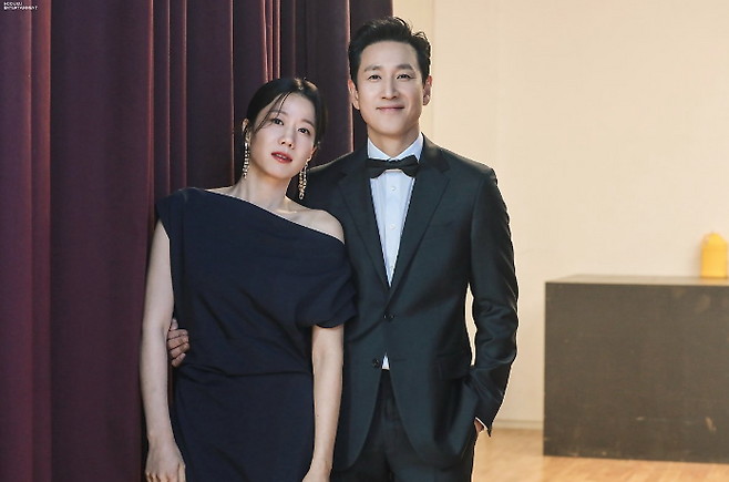 실제 부부였다고유명배우 부부가 첫공개한 광고and화보드레스룩 어썸클