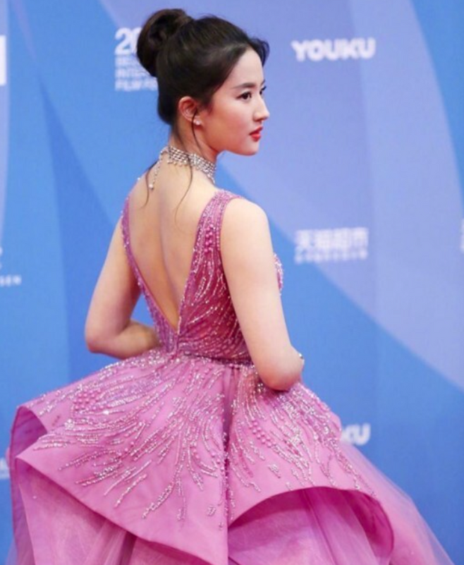 연예인도 실물보고 예쁘다고 극찬한다는 여신 배우숨멎헉실물 이런 느낌드레스룩 어썸클