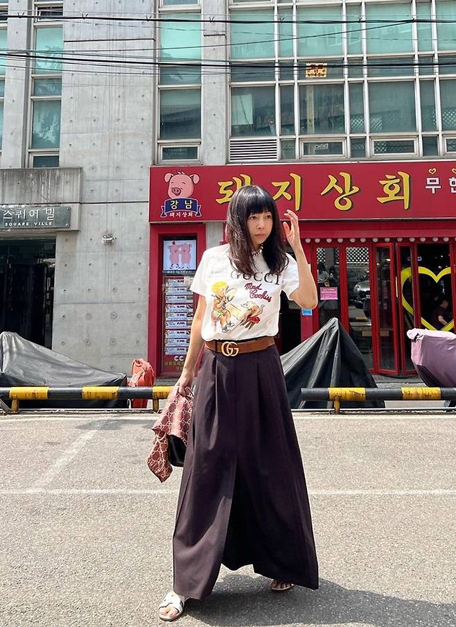 황신혜 거리가 런웨이 모델 뺨치는 60대 패셔니스타의 완벽 스트릿룩 패션엔