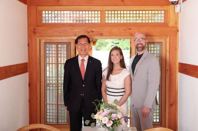 폭설 고립 한국인 구출 美부부 "한국 방문 꿈 이뤄 영광"