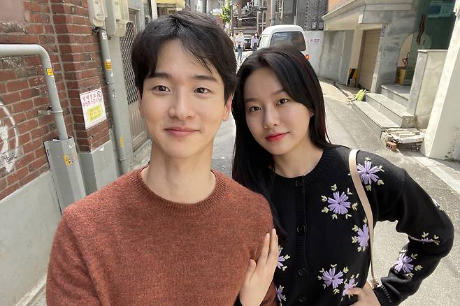 여친에게 무릎꿇고 울며 용서구하는 톱스타의 모습 필더무비
