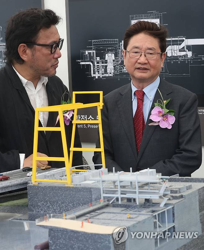 당인리 문화창작발전소 설계 모형 보는 박보균 장관