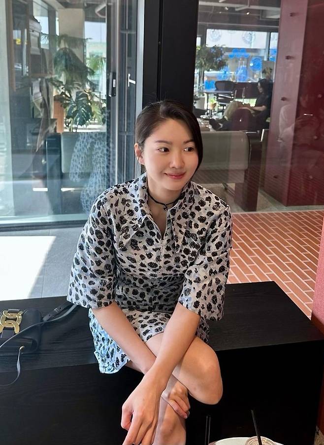 류이서 이제 재킷 벗었다 한여름 날씨에 땡땡이 반팔 원피스룩 패션엔