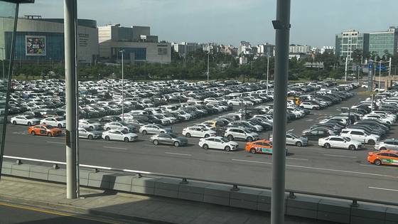 영상 공항 주차장서 문 안 잠긴 차량만 노려5500만원 훔친 40대