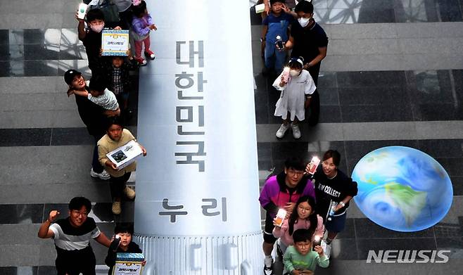 '누리호 우주로!' 모형 그림 기념촬영