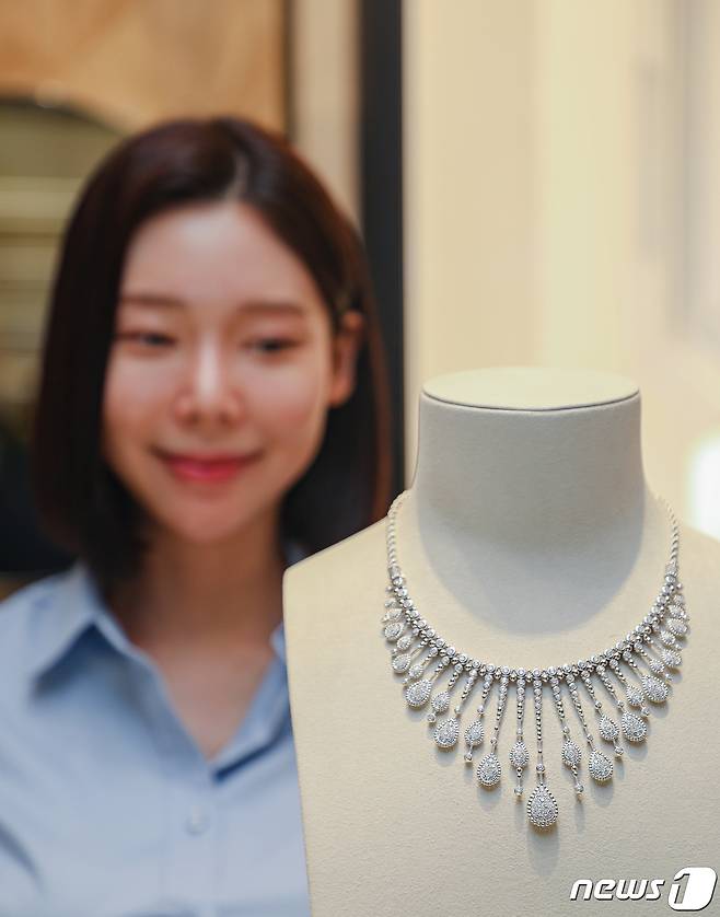 현대百 부쉐론 다이아몬드 목걸이 전시