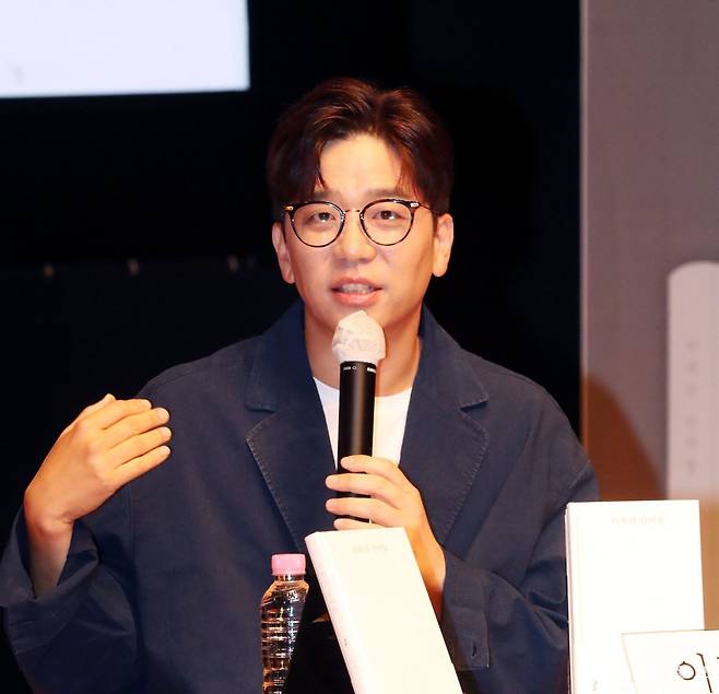 첫 산문집 낸 이적 “독자들 상상력에 불붙이는 부싯돌 됐으면”