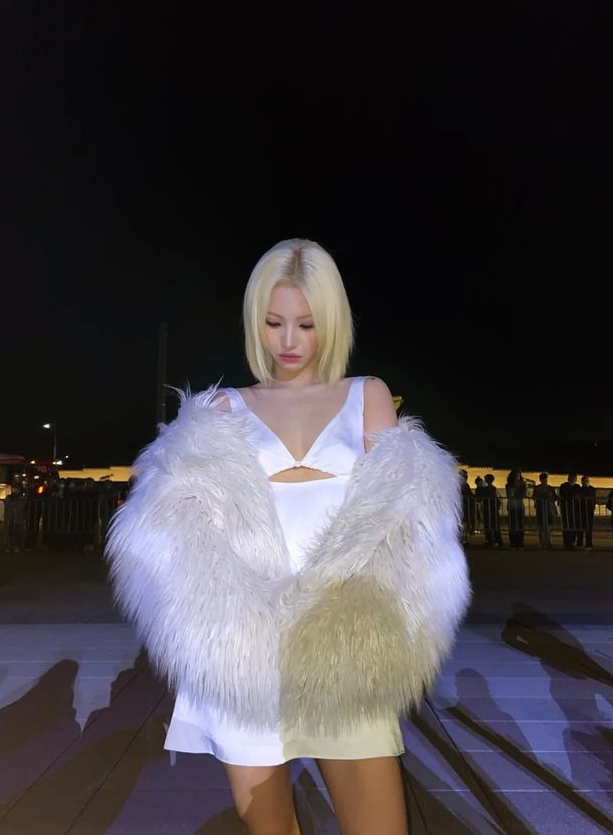 진짜 하얗네157cm믿기지 않는 비율여신압도적 컷아웃여신드레스룩 어썸클