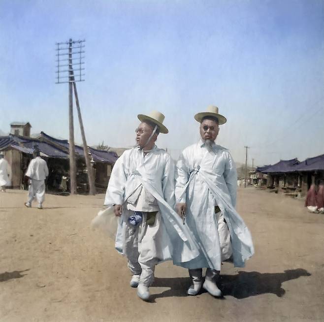 C컷 1899년 전차 개통식 1950년 피난 행렬컬러로 살아난 흑백 사진