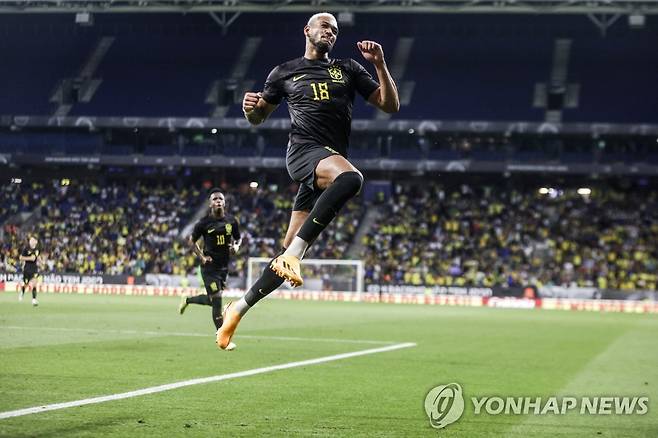 비니시우스 인종차별 피해에 첫 검은 유니폼 입은 브라질