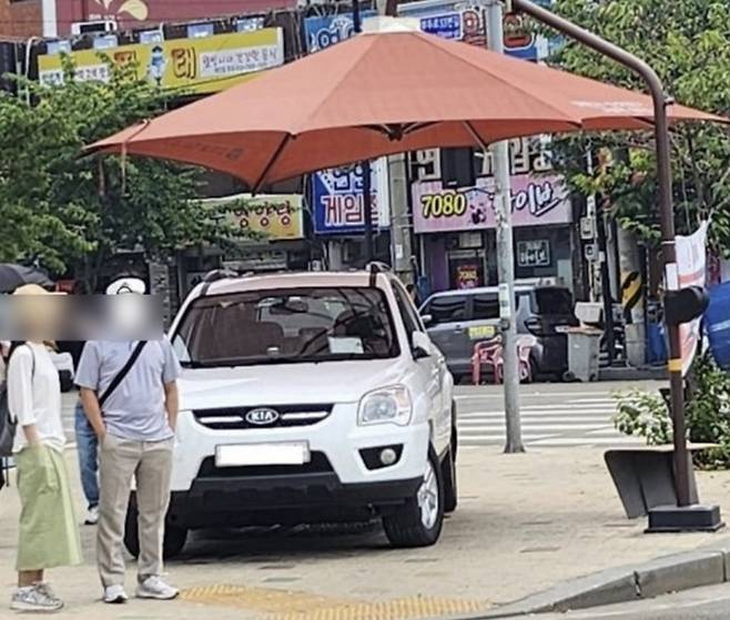 그늘막 ‘무개념 주차내달 1일부터 인도에 ‘1분 주차해도 과태료