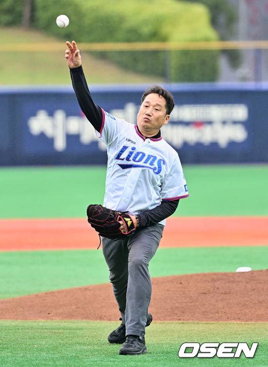 김남일 포항 부시장 삼성 라이온즈 승리 기원 시구 사진