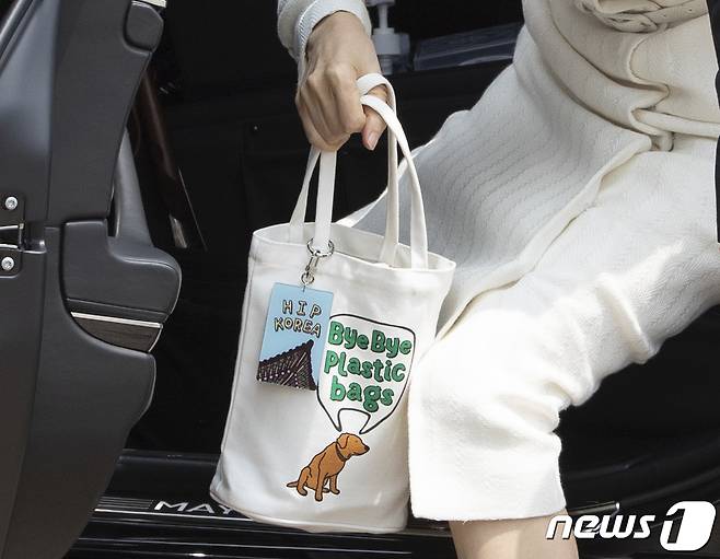 뉴스1 Pick 바이바이 플라스틱백 에코백 들고 순방 나선 김건희 여사