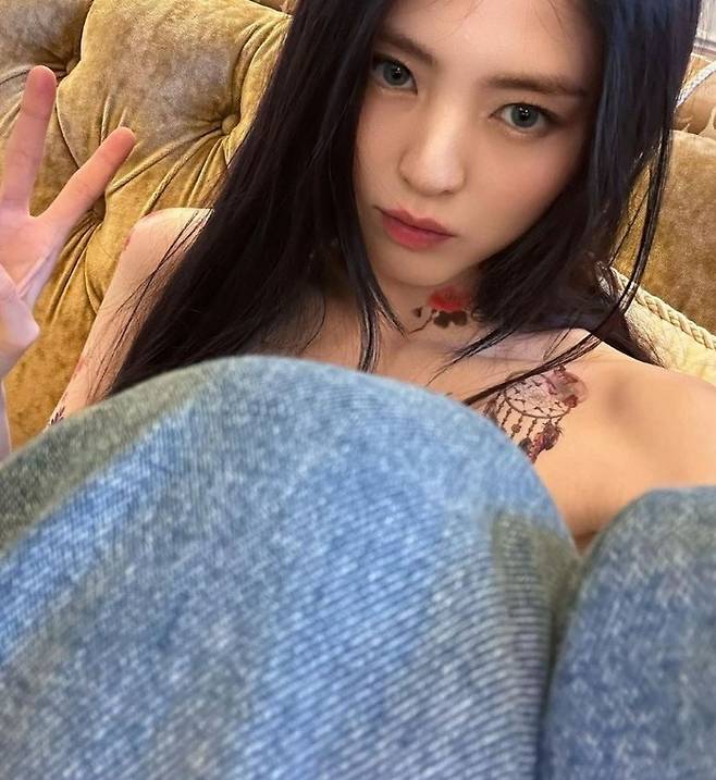 한소희 꽃과 나비로 새긴 전신 타투