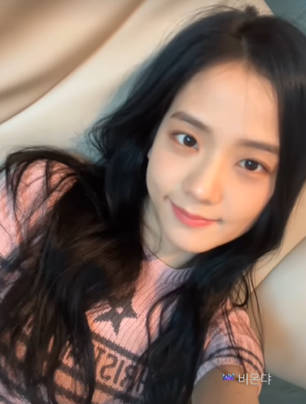 BLACKPINK JiSoo , a neat beauty in dark weather..."It's raining"