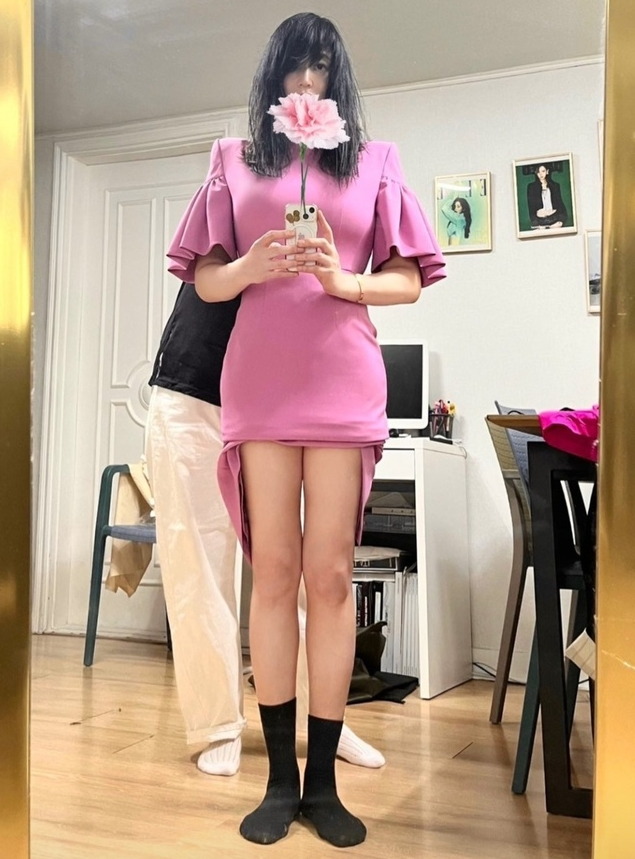 김혜수피팅샷실물 이런 느낌실물체감샷54세 믿기지 않는 자기관리핑크미니룩 어썸클
